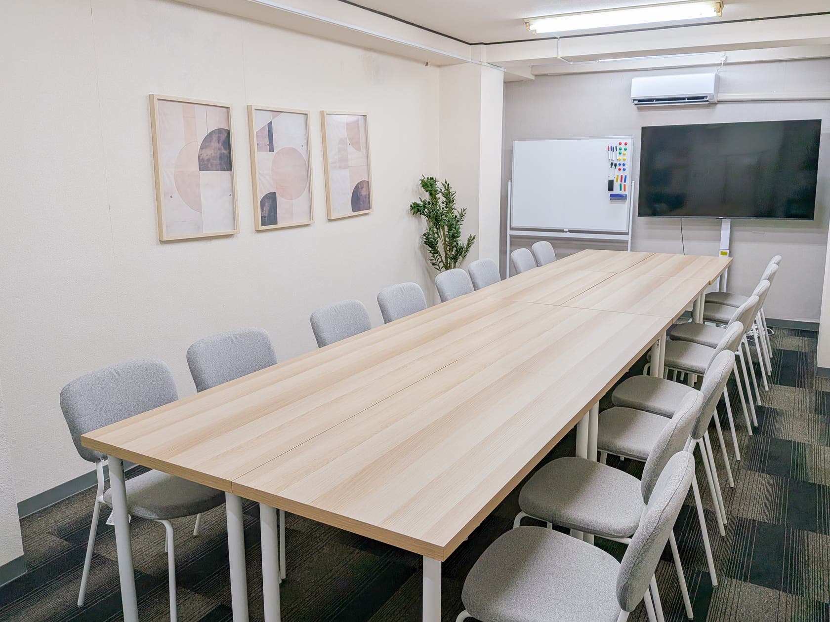 【小倉駅徒歩2分】20名着席可！65型モニター・光回線完備☆会議/セミナー/打合せ/歓送迎会/結婚式の二次会/懇親会の写真1