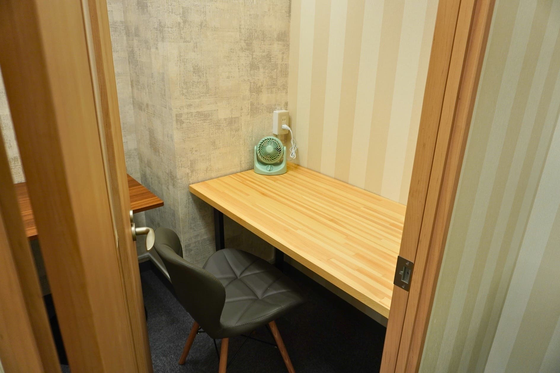 早稲田駅徒歩1分｜1名個室ブース｜Web会議・自習｜高速Wi-Fi・電源の写真1