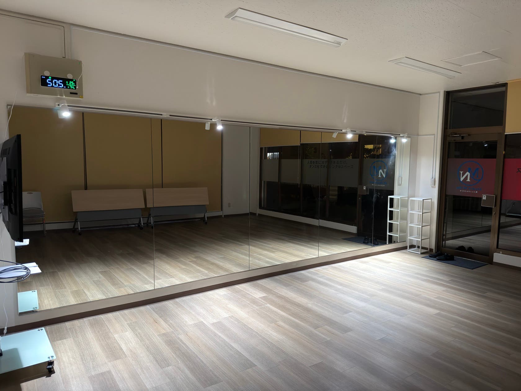 駐車場4台無料！24時間使える完全無人レンタルスタジオ｜大型ミラー完備の写真2