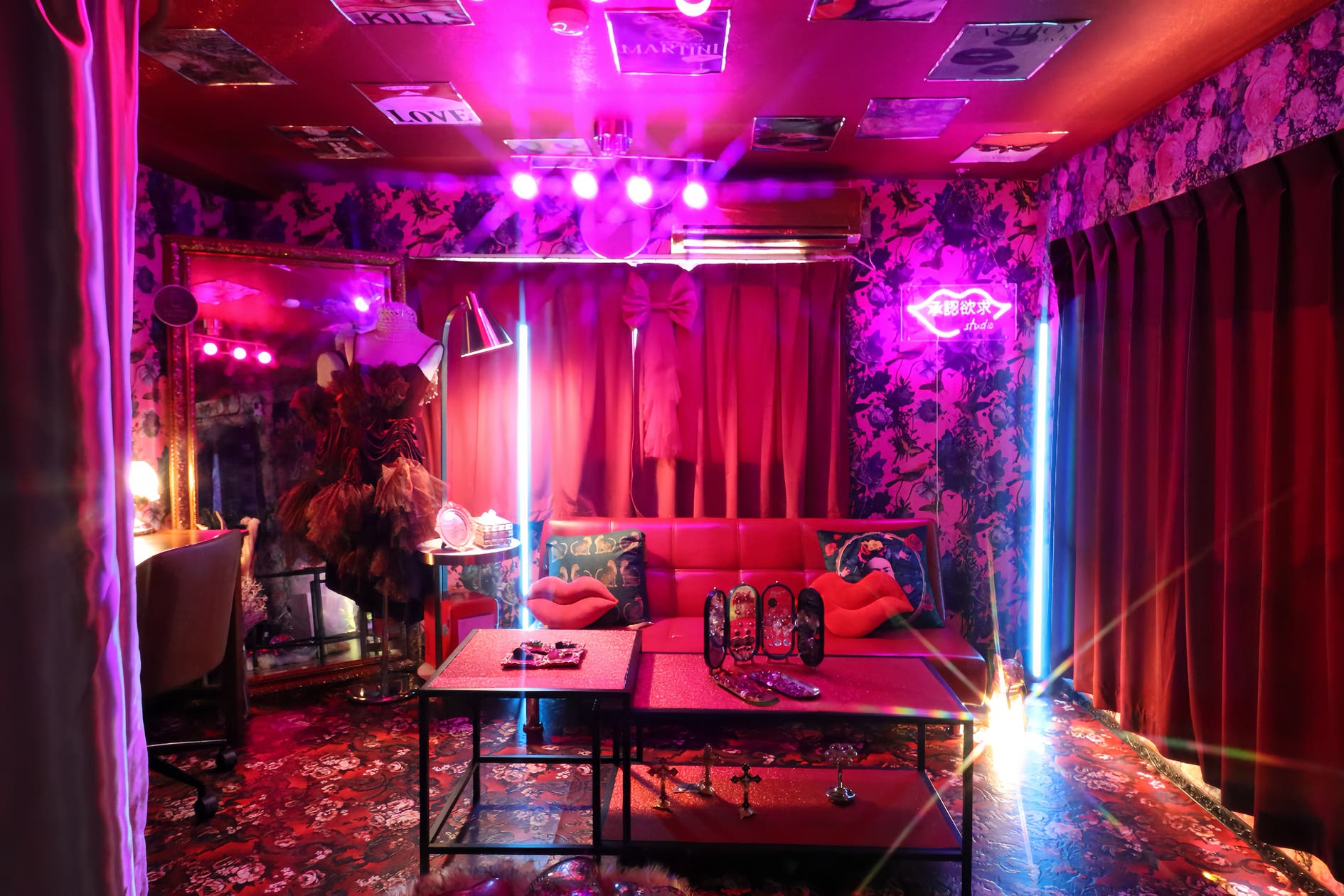 蒲田駅徒歩7分｜🥀ネオン×真紅×自然光｜広々屋上＆バルコニー付🌆｜衣装レンタル有｜女性オーナー｜ポートレートコスプレ作品撮りの写真1