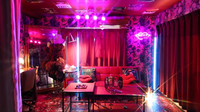 蒲田駅徒歩7分|🥀ネオン×真紅×自然光|広々屋上&バルコニー付🌆|衣装レンタル有|女性オーナー|ポートレートコスプレ作品撮りの写真1