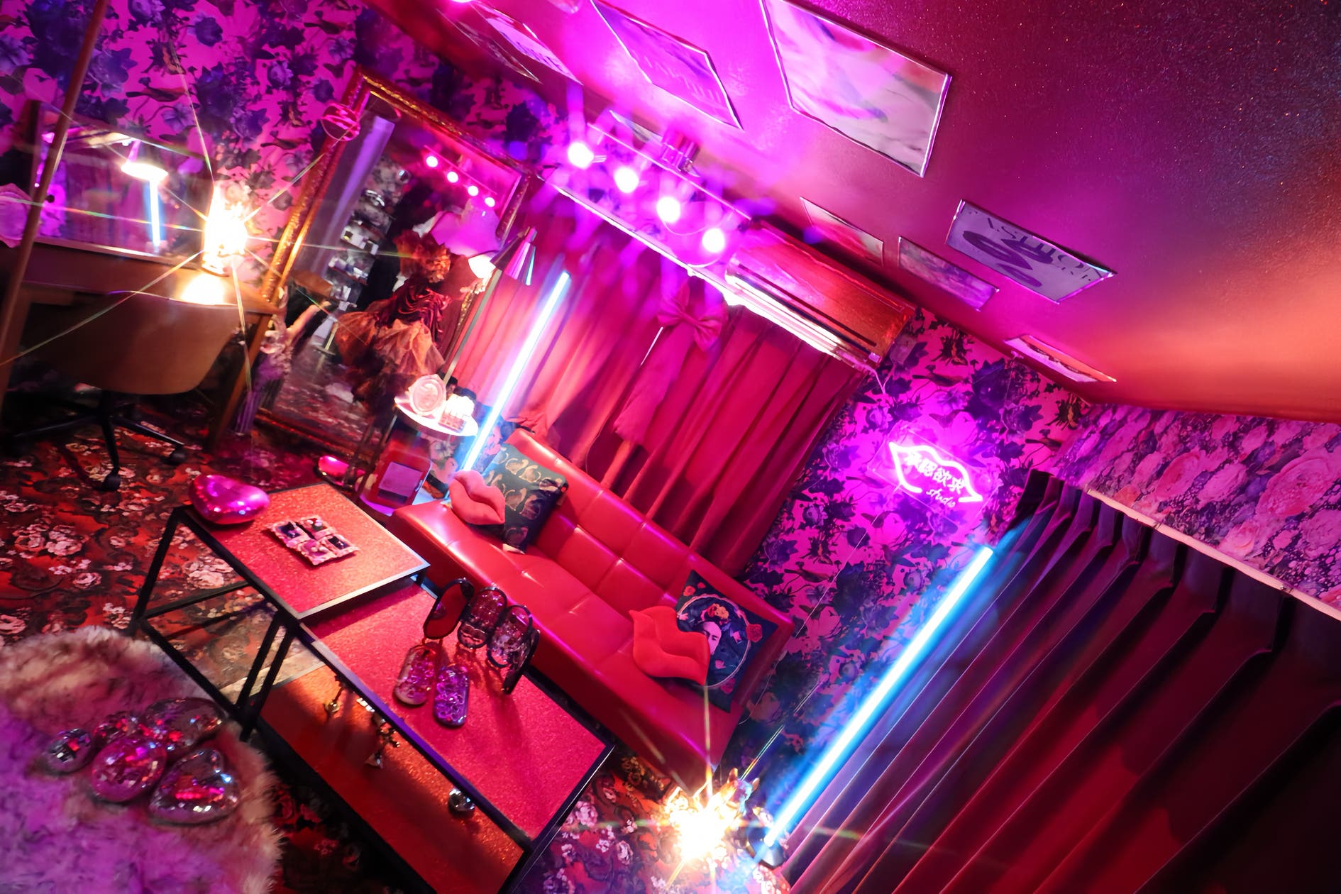 蒲田駅徒歩7分｜🥀ネオン×真紅×自然光｜広々屋上＆バルコニー付🌆｜衣装レンタル有｜女性オーナー｜ポートレートコスプレ作品撮りの写真26