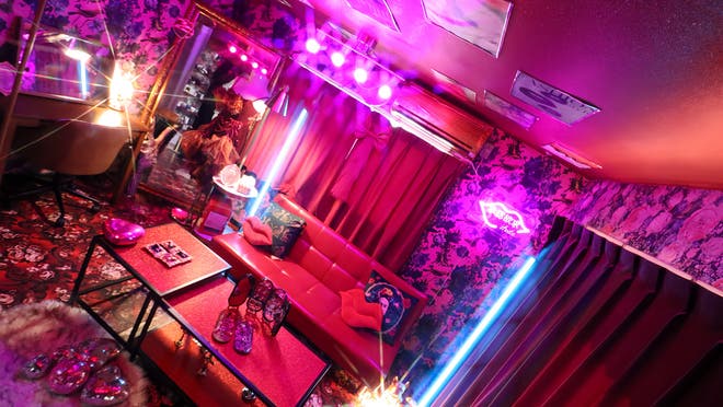 蒲田駅徒歩7分|🥀ネオン×真紅×自然光|広々屋上&バルコニー付🌆|衣装レンタル有|女性オーナー|ポートレートコスプレ作品撮りの写真26
