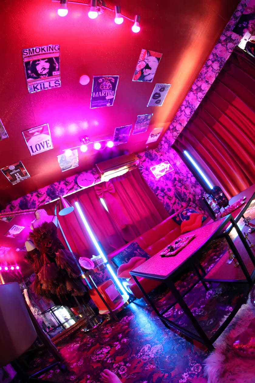 蒲田駅徒歩7分｜🥀ネオン×真紅×自然光｜広々屋上＆バルコニー付🌆｜衣装レンタル有｜女性オーナー｜ポートレートコスプレ作品撮りの写真27