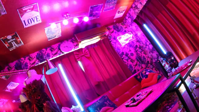 蒲田駅徒歩7分|🥀ネオン×真紅×自然光|広々屋上&バルコニー付🌆|衣装レンタル有|女性オーナー|ポートレートコスプレ作品撮りの写真27