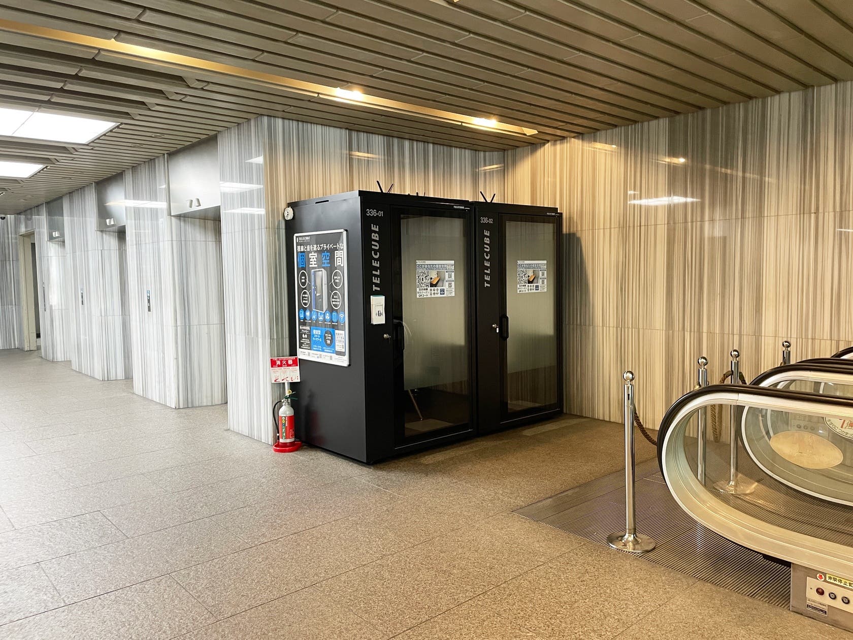 【テレキューブ】新大阪駅前中央ビルの個室型ワークブース（336-02）です。視線と音を遮る、プライベートな集中環境。の写真1
