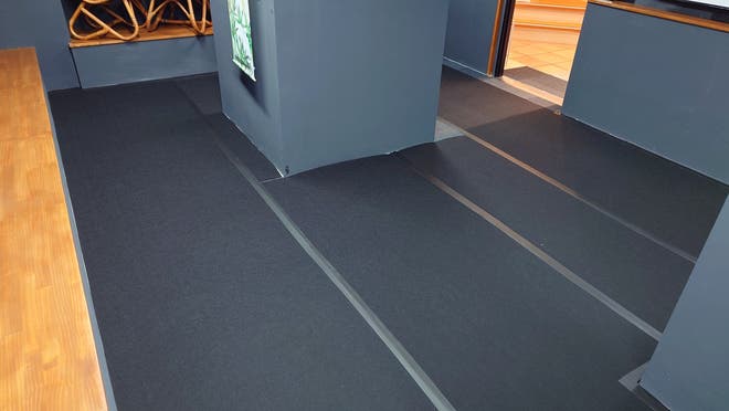 池袋駅C3口から徒歩1分。シックな黒色基調の撮影スタジオの写真2