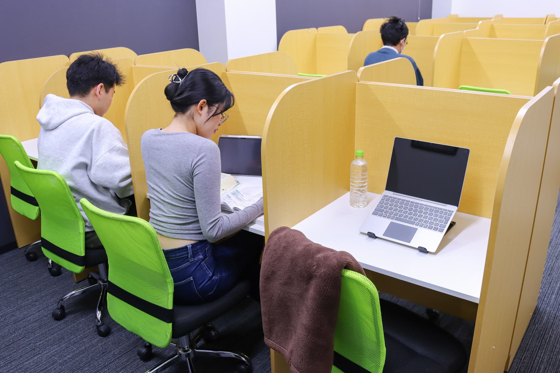 【練馬駅徒歩5分🚶】有料自習室・コワーキングスペースのドロップイン利用｜高速Wi-Fi/複合機/ウォーターサーバー/電源完備の写真2