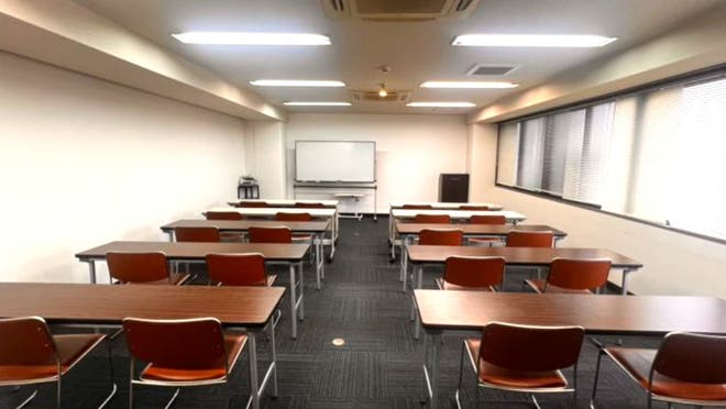 電車通り沿いウォンツ銀山ビル 最大30名様着席可 プロジェクター・マイク完備(ドリンク・喫煙室有)八丁堀Wing-Dの写真1