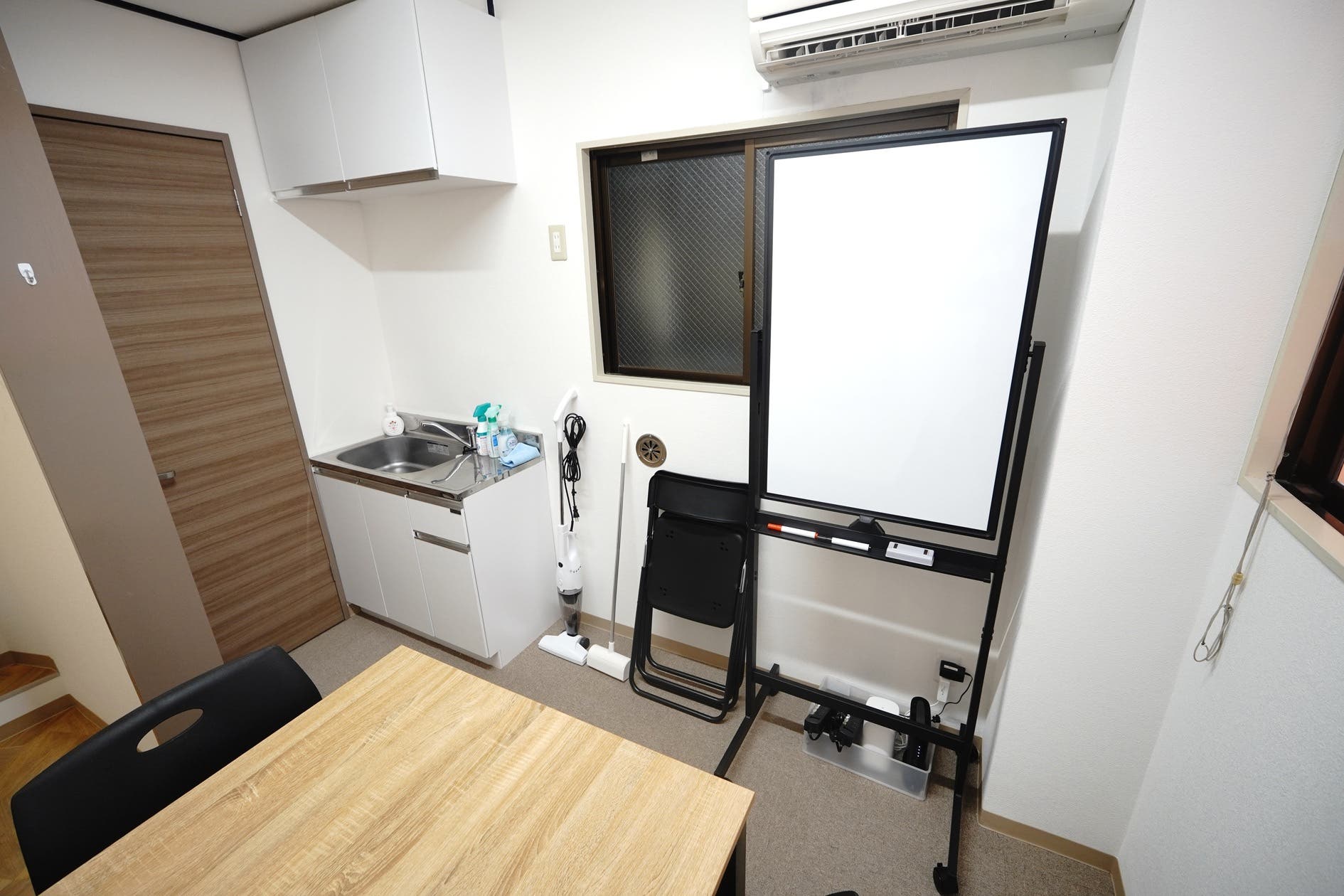 ＜ミーティングスペース立川＞立川駅徒歩5分🚃4名収容🪑Wi-Fi📶モニター🖥️会議/商談/面談/ワークショップの写真4