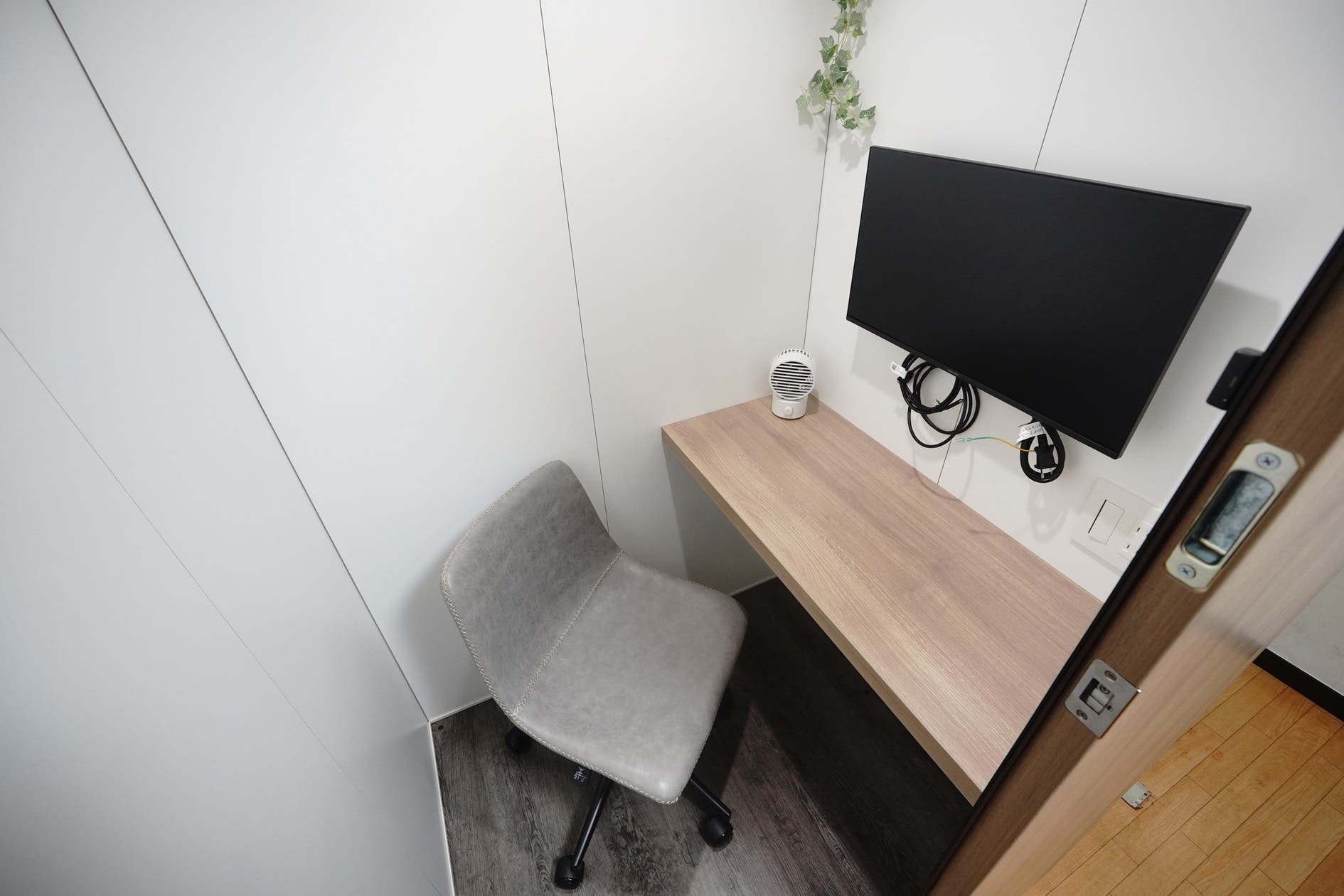 ＜ミニマルワークスペース立川No.1＞1人用個室🚪Wi-Fi📶電源🔌モニター🖥️テレワーク/オンライン会議の写真1