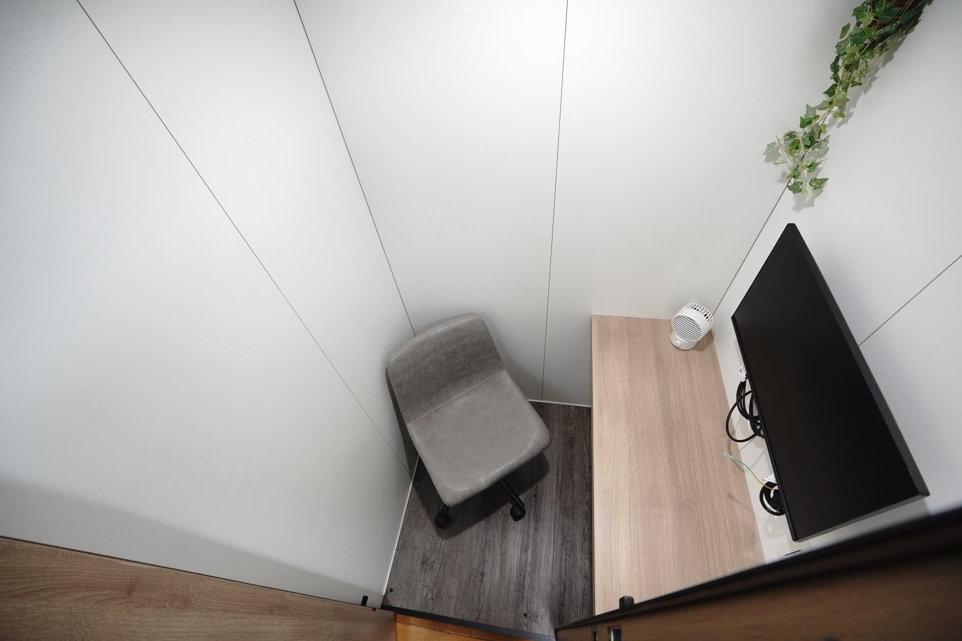 ＜ミニマルワークスペース立川No.1＞1人用個室🚪Wi-Fi📶電源🔌モニター🖥️テレワーク/オンライン会議の写真3