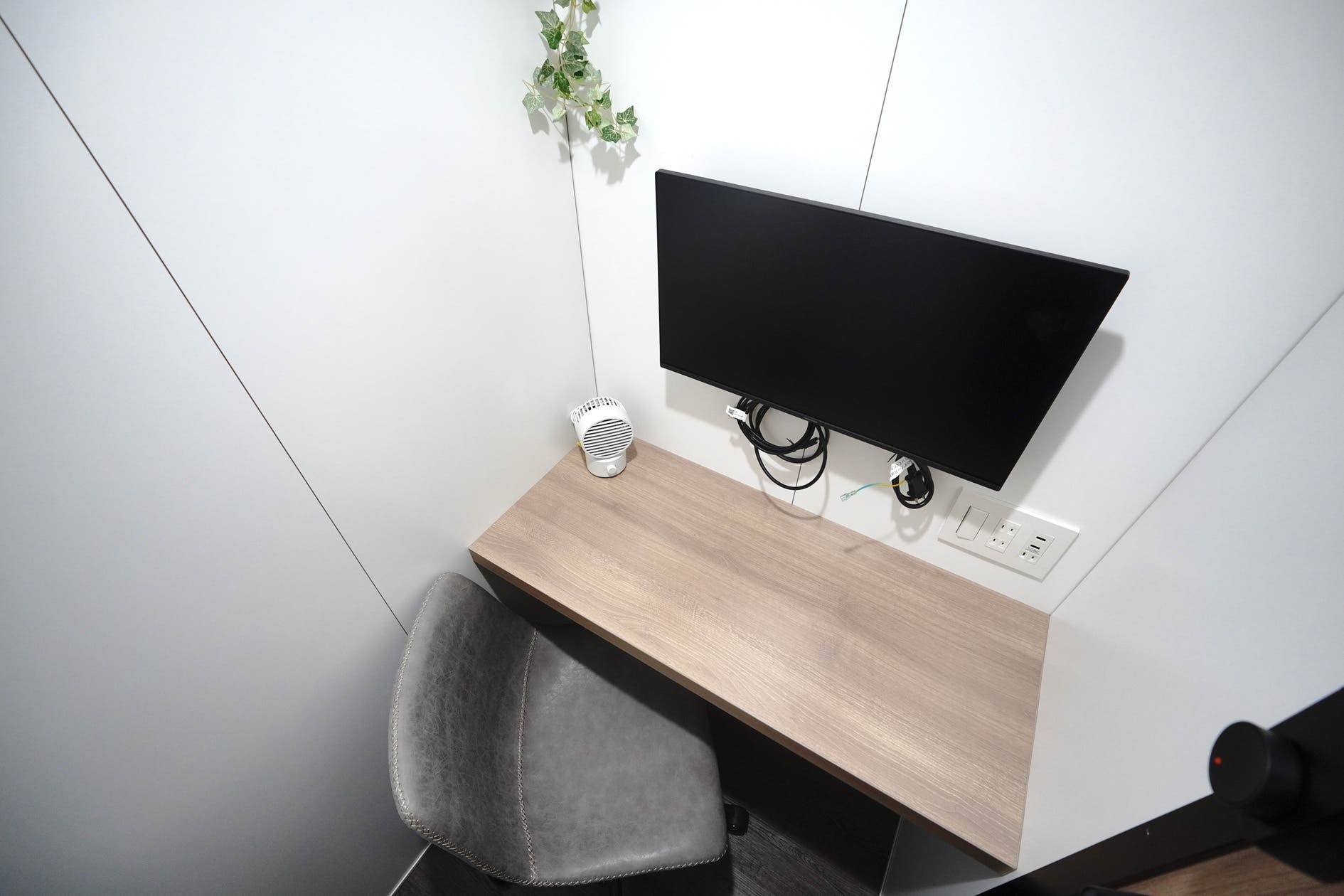 ＜ミニマルワークスペース立川No.1＞1人用個室🚪Wi-Fi📶電源🔌モニター🖥️テレワーク/オンライン会議の写真4
