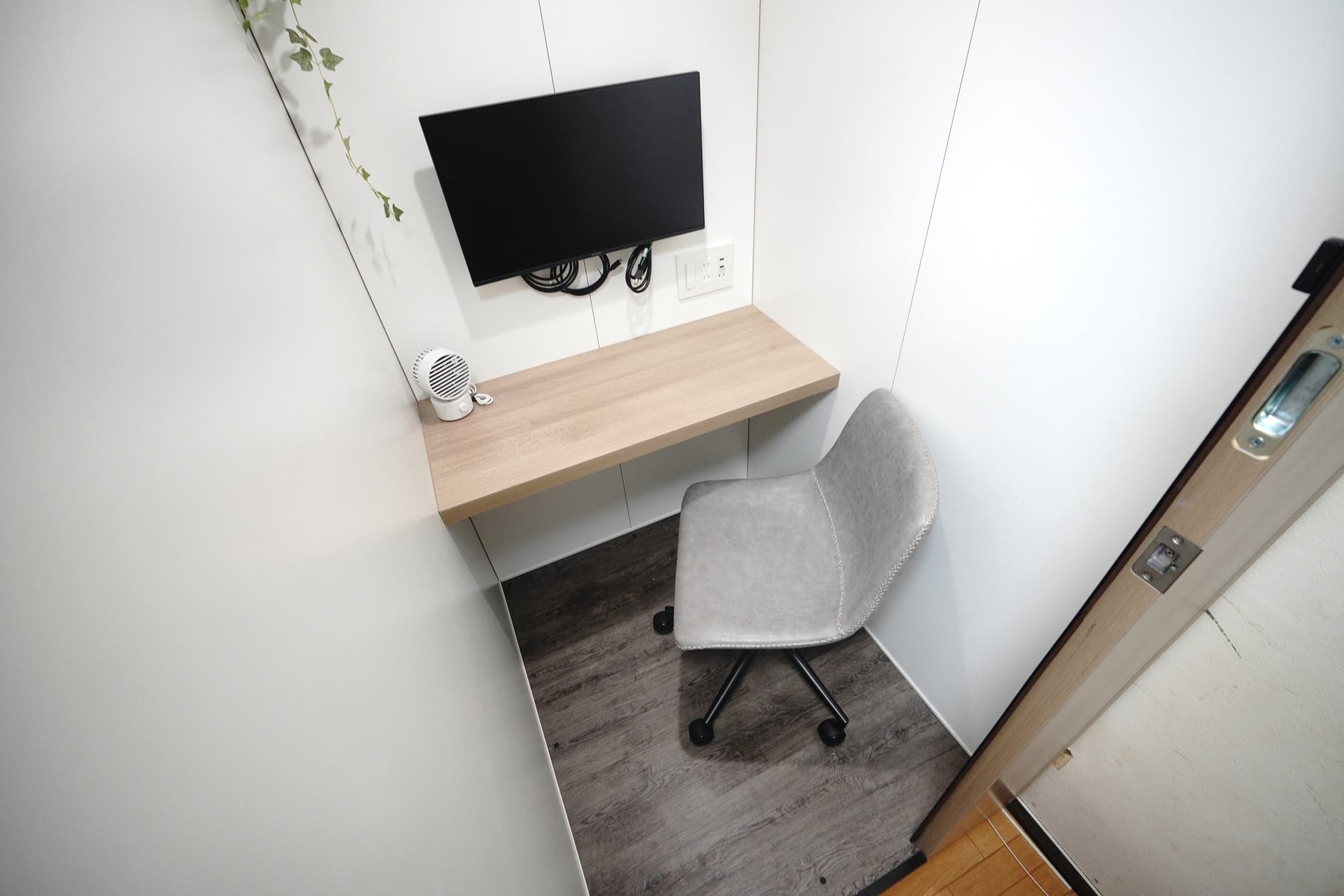 ＜ミニマルワークスペース立川No.2＞1人用個室🚪Wi-Fi📶電源🔌モニター🖥️テレワーク/オンライン会議の写真1