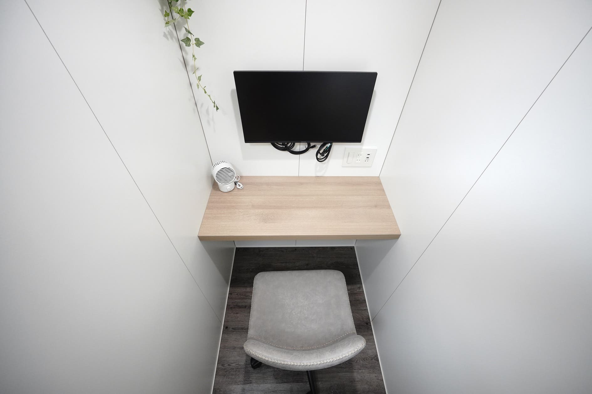 ＜ミニマルワークスペース立川No.3＞1人用個室🚪Wi-Fi📶電源🔌モニター🖥️テレワーク/オンライン会議の写真3