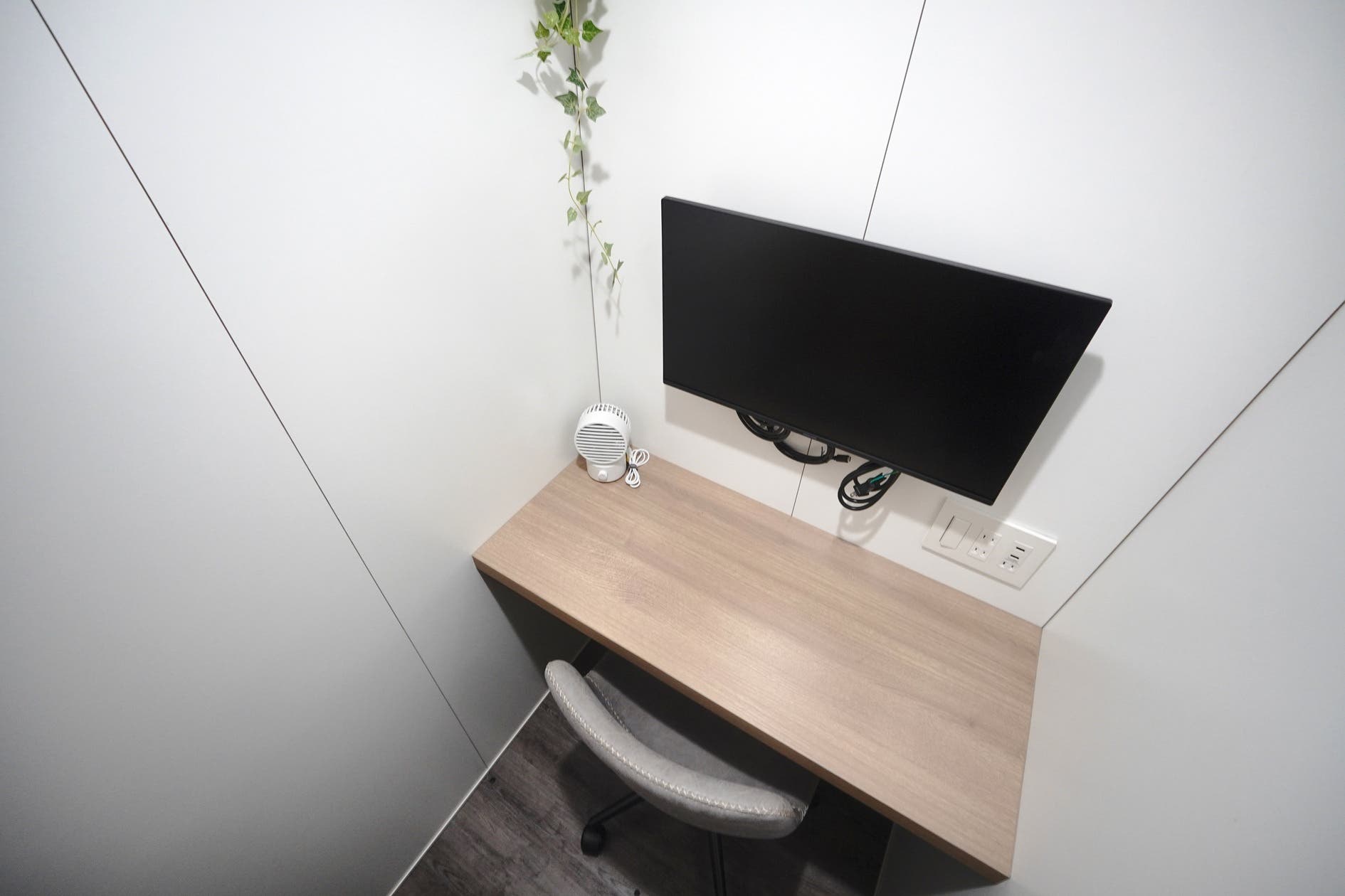 ＜ミニマルワークスペース立川No.3＞1人用個室🚪Wi-Fi📶電源🔌モニター🖥️テレワーク/オンライン会議の写真4