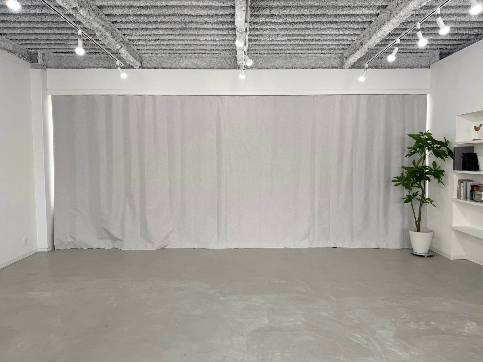 撮影機材無料・自然光・コンクリ床・白壁・アーチ・埋込本棚【 アパレル｜撮影｜POP UP 】メイクルーム完備・大須観音7分の写真26