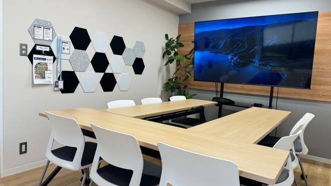 【紙屋町徒歩5分】75インチモニター完備のミーティングルーム。面接や来客の待合にコワーキングスペースも利用可能の写真1