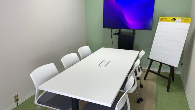 【広島バスセンター徒歩5分】50インチモニター完備のミーティングルーム。面接や来客の待合にコワーキングスペースも利用可能の写真1