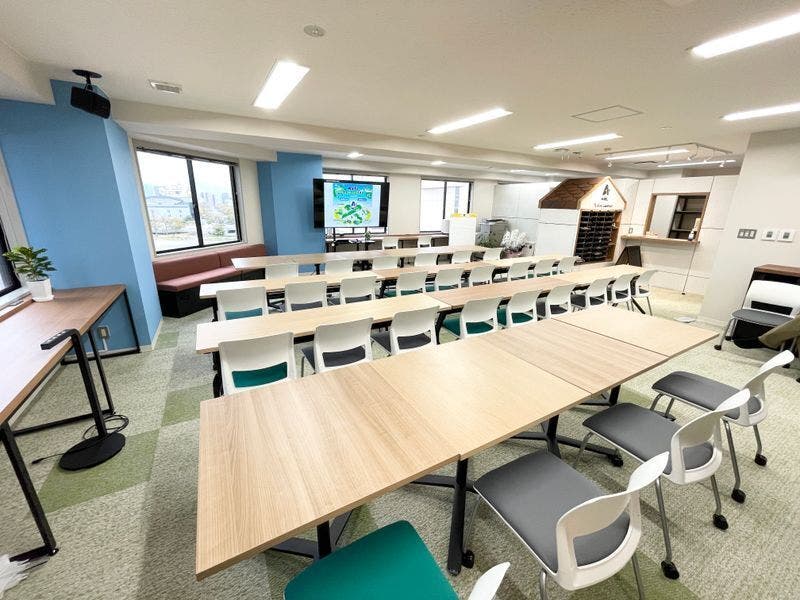 【紙屋町徒歩５分】75インチモニター完備のセミナー・イベントルームの写真1