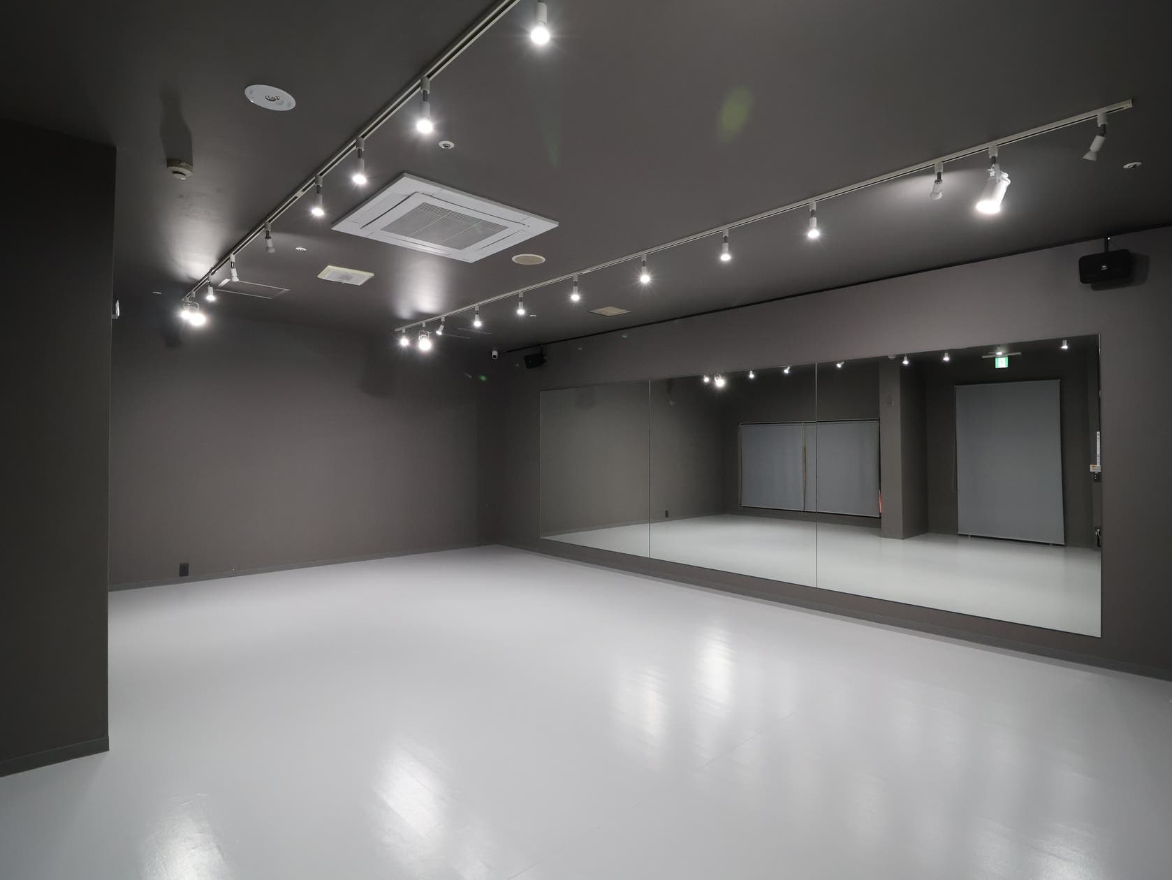 地下鉄駅直結ビル内でアクセス抜群！オシャレな内装でSNS映え☆レンタルダンススタジオ♪無料駐車場完備！の写真2
