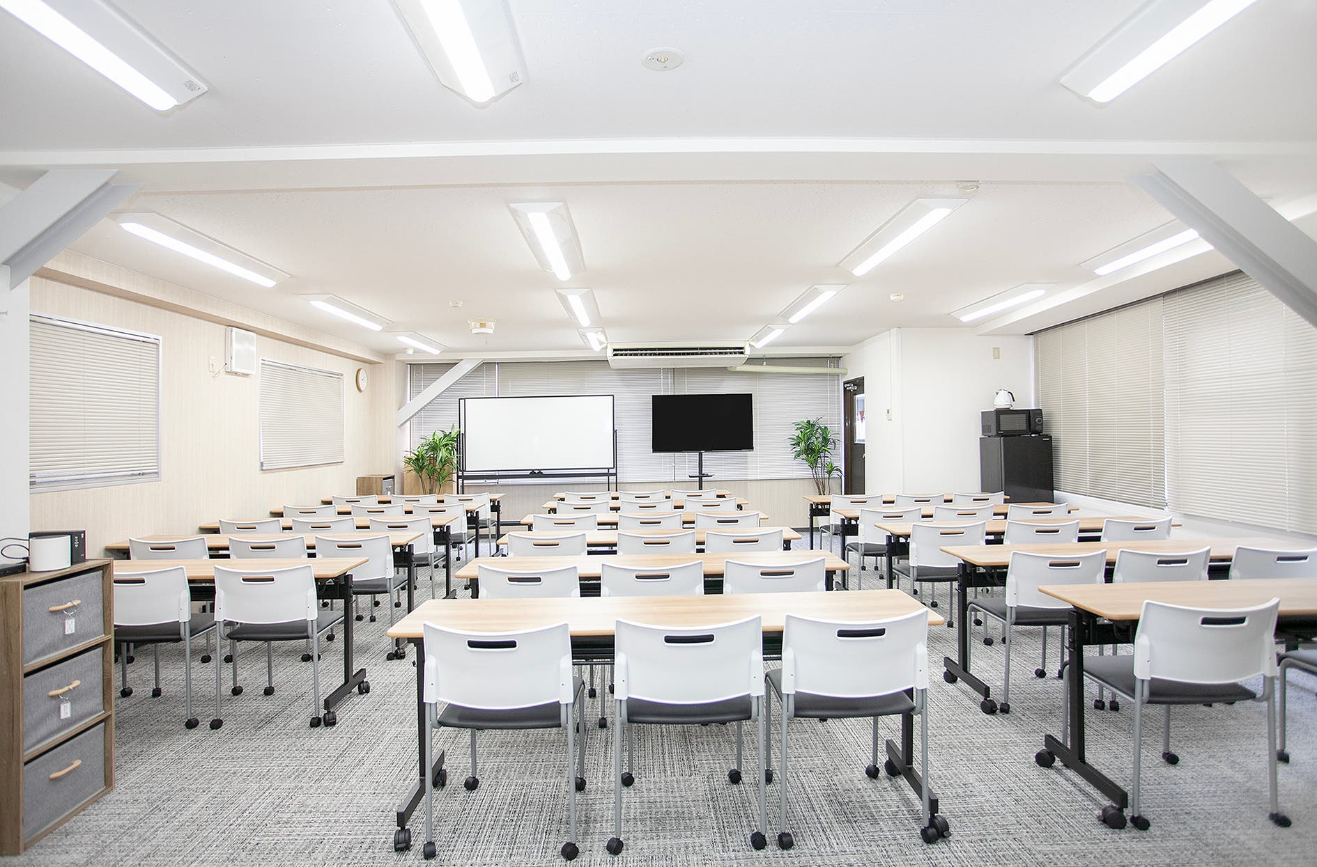 【ROOMs八王子店】【最大47名】会議・セミナー・整体・エステ研修｜施術ベッド4台｜JR八王子駅5分の写真1