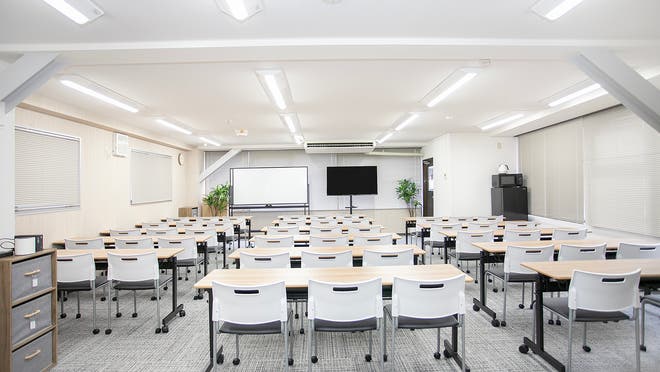 【ROOMs八王子店】【最大47名】会議・セミナー・整体・エステ研修|施術ベッド4台|JR八王子駅5分の写真1