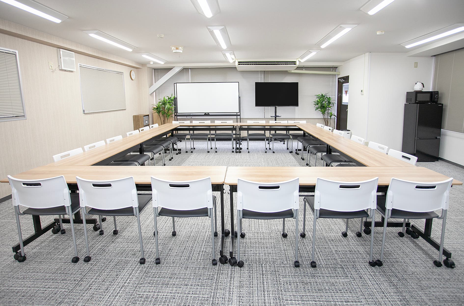 【ROOMs八王子店】【最大47名】会議・セミナー・整体・エステ研修｜施術ベッド4台｜JR八王子駅5分の写真2