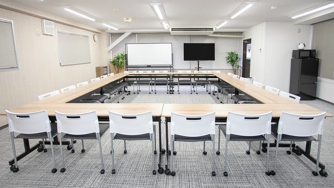 【ROOMs八王子店】【最大47名】会議・セミナー・整体・エステ研修|施術ベッド4台|JR八王子駅5分の写真2