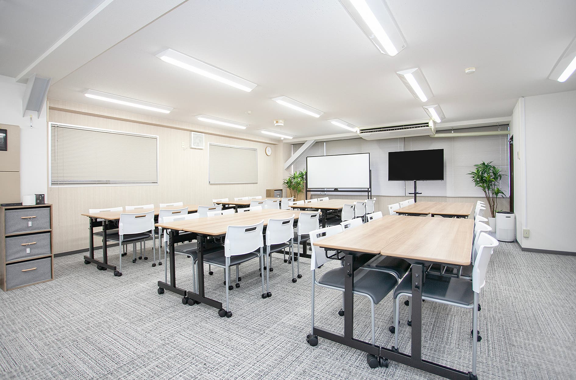 【ROOMs八王子店】【最大47名】会議・セミナー・整体・エステ研修｜施術ベッド4台｜JR八王子駅5分の写真4