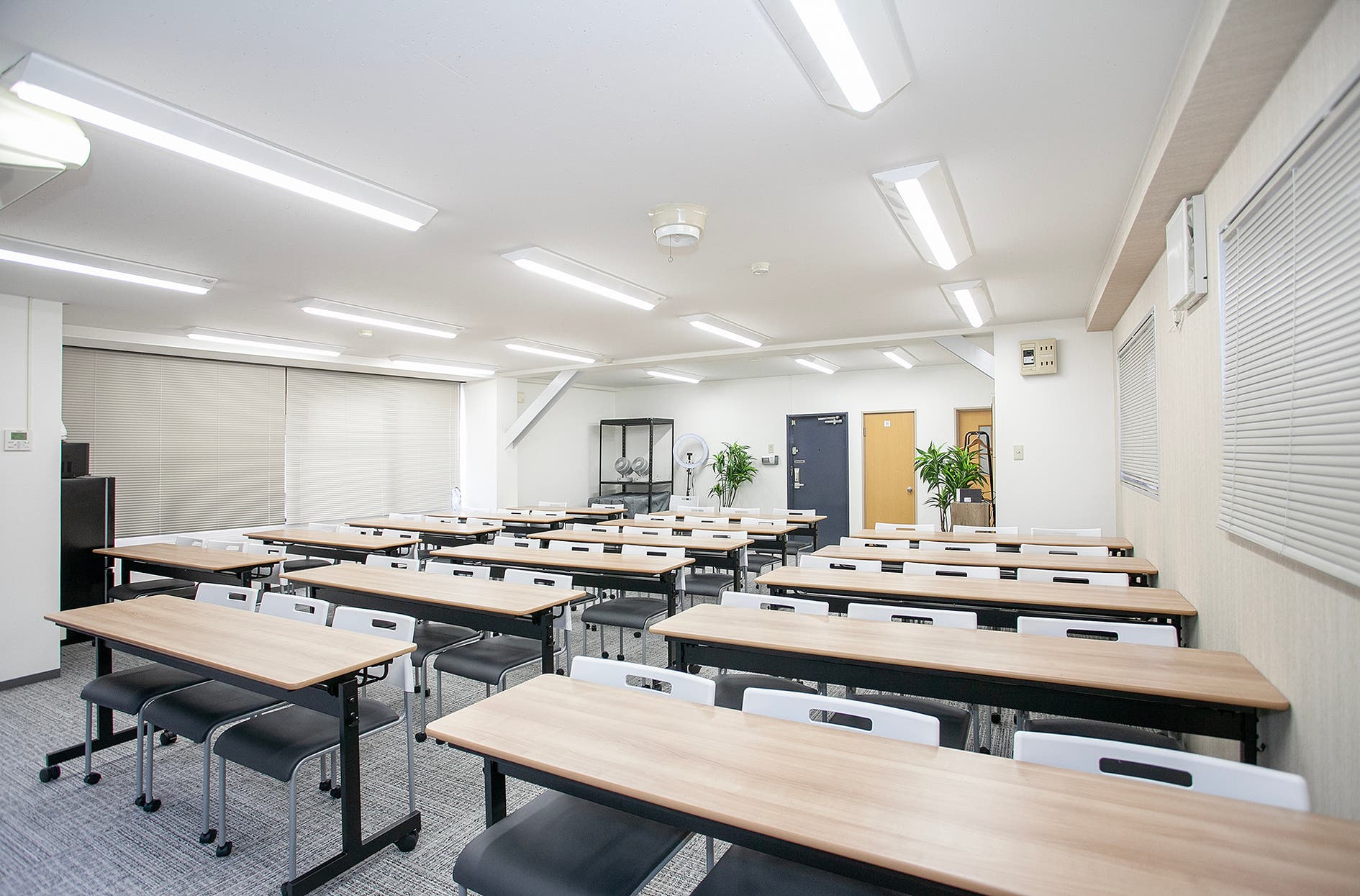 【ROOMs八王子店】【最大47名】会議・セミナー・整体・エステ研修｜施術ベッド4台｜JR八王子駅5分の写真7