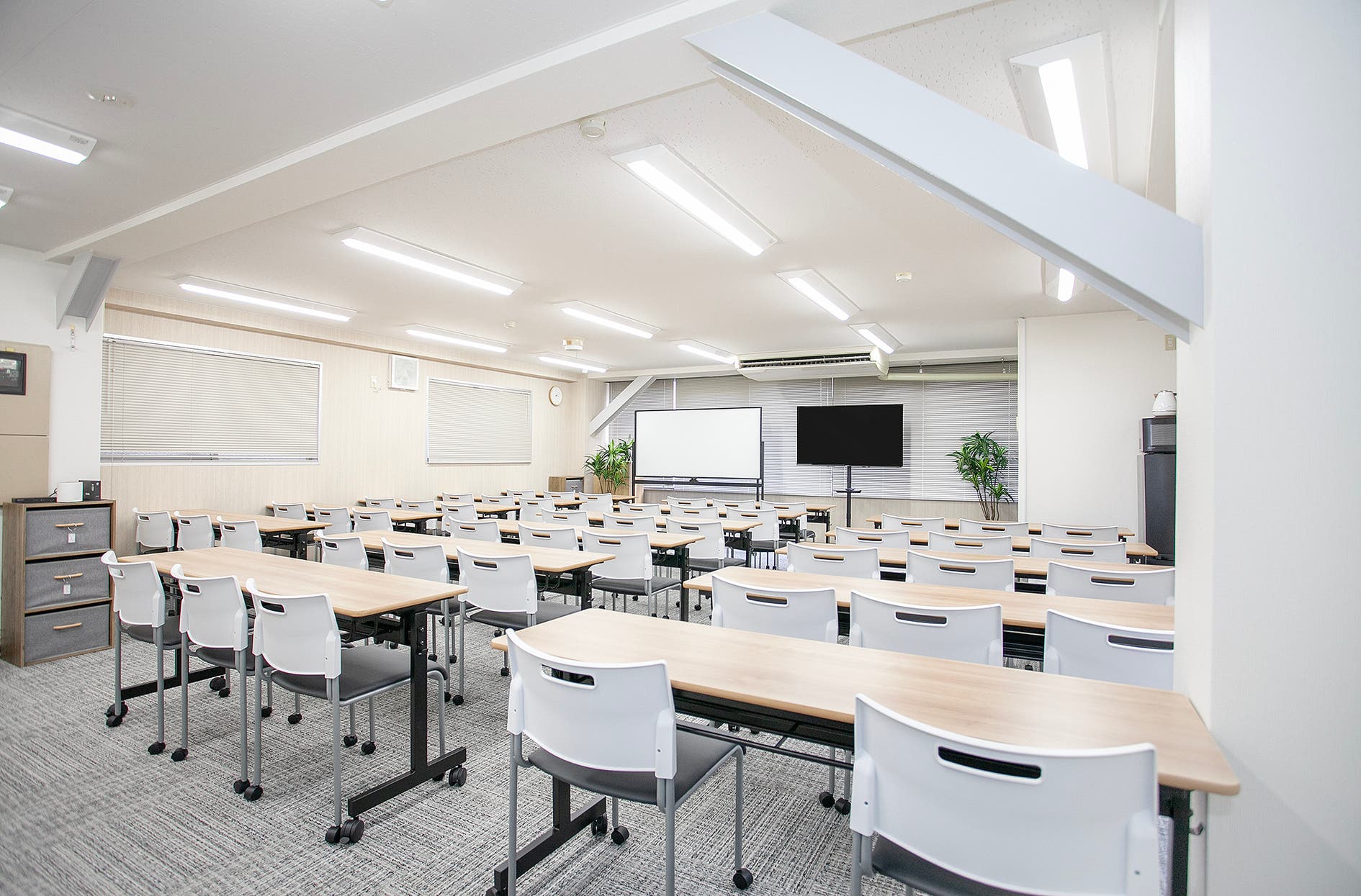 【ROOMs八王子店】【最大47名】会議・セミナー・整体・エステ研修｜施術ベッド4台｜JR八王子駅5分の写真14
