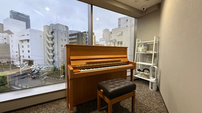 【横浜駅徒歩5分】6.20㎡/アップライトピアノ備え付きの音楽ルーム(ルービー横浜 room1)の写真1