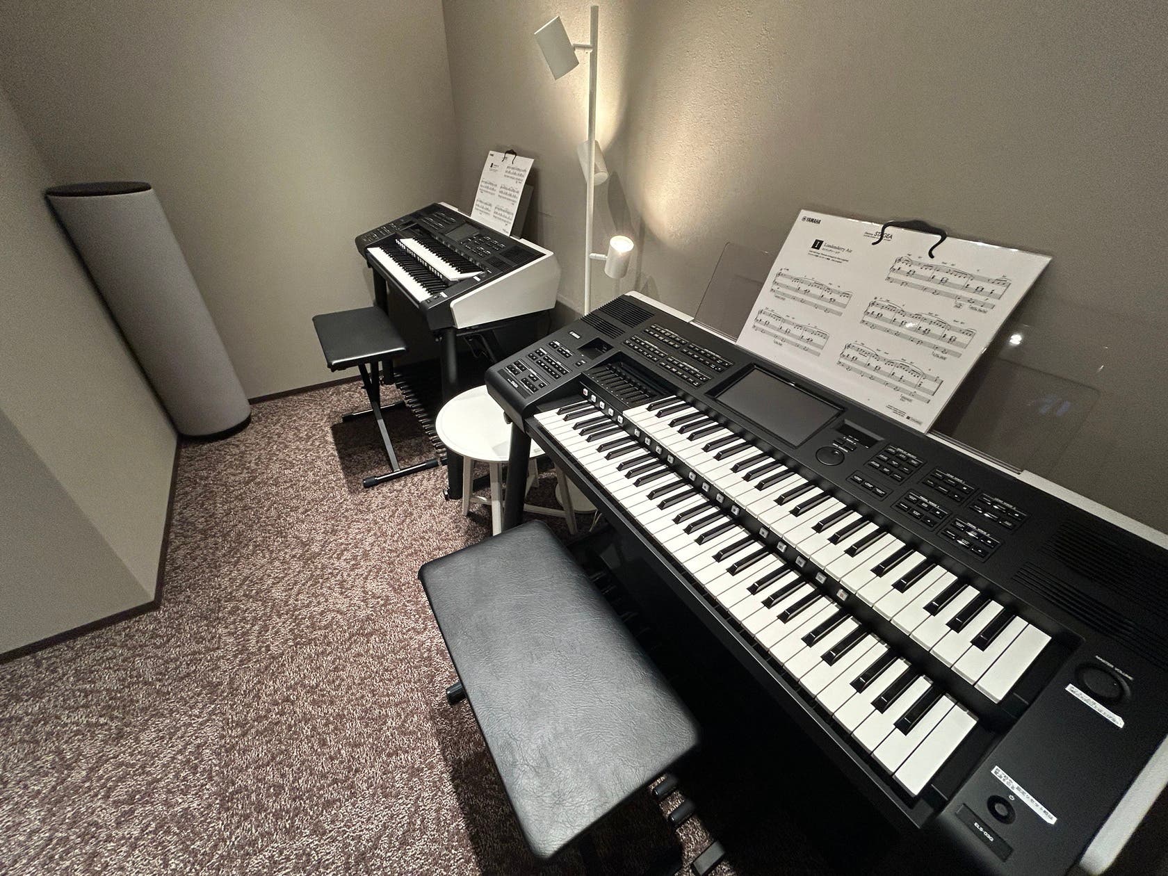 【横浜駅徒歩５分】7.70㎡/最新エレクトーン2台備え付きの音楽ルーム（ルービー横浜 room2）の写真1