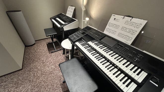 【横浜駅徒歩5分】7.70㎡/最新エレクトーン2台備え付きの音楽ルーム(ルービー横浜 room2)の写真1