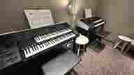 【横浜駅徒歩5分】7.70㎡/最新エレクトーン2台備え付きの音楽ルーム(ルービー横浜 room2)の写真2