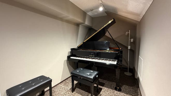 【横浜駅徒歩5分】7.90㎡/グランドピアノ備え付きの音楽ルーム(ルービー横浜 room3)の写真1