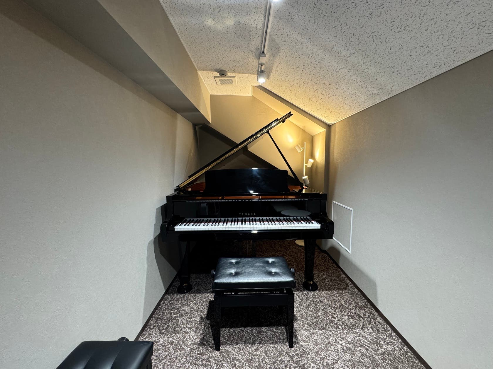 【横浜駅徒歩５分】7.90㎡/グランドピアノ備え付きの音楽ルーム（ルービー横浜 room3）の写真2
