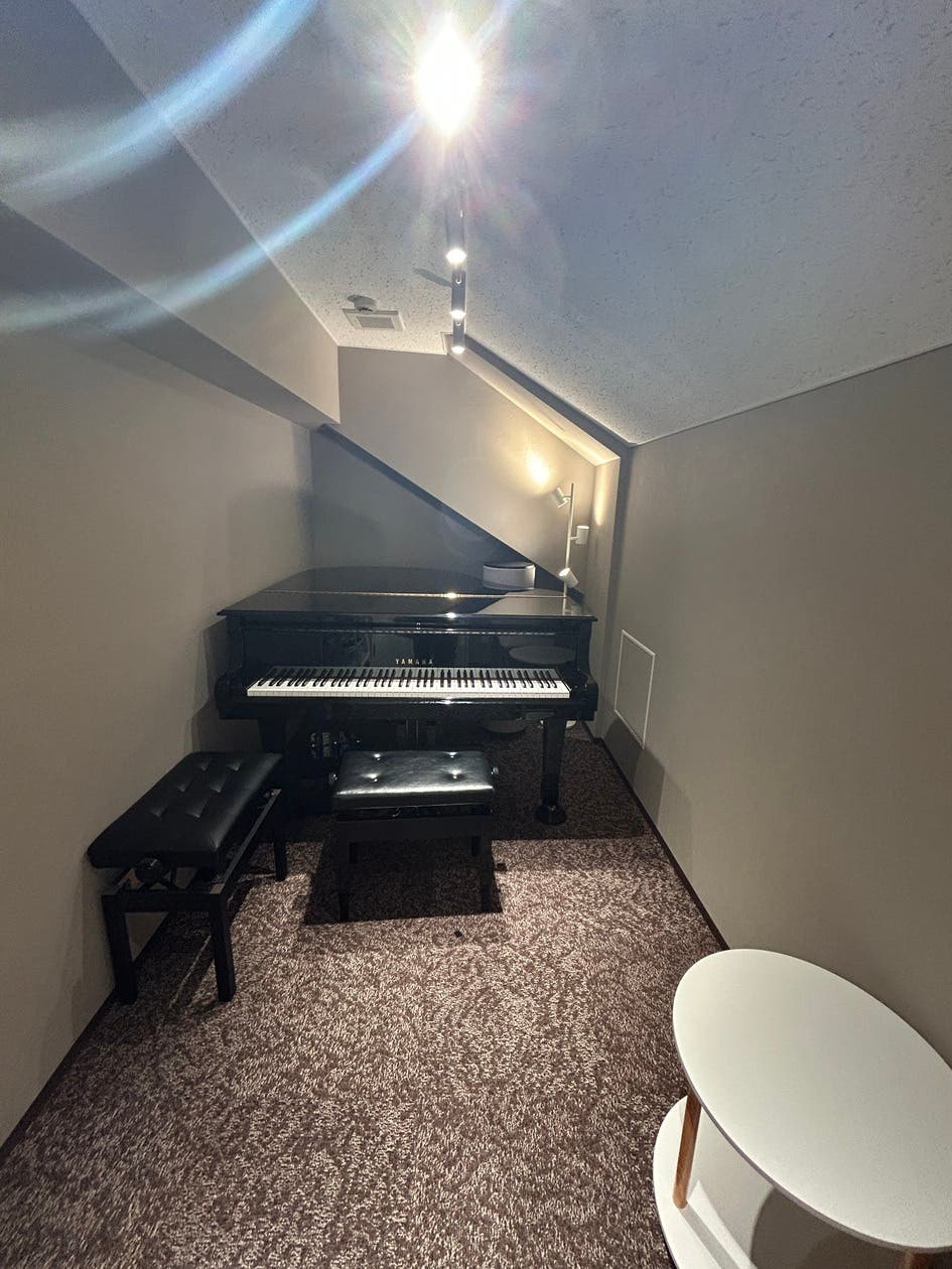 【横浜駅徒歩５分】7.90㎡/グランドピアノ備え付きの音楽ルーム（ルービー横浜 room3）の写真8