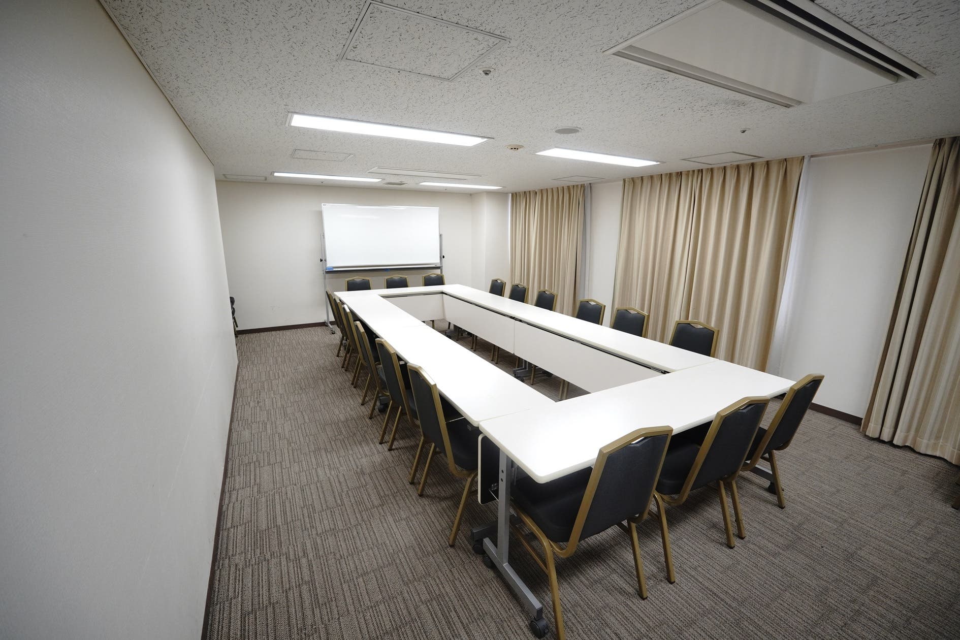＜横浜桜木町ワシントンホテル貸会議室ローズ2＞桜木町駅徒歩1分🚃35名収容🪑光回線Wi-Fi📶セミナー/研修/会議の写真6