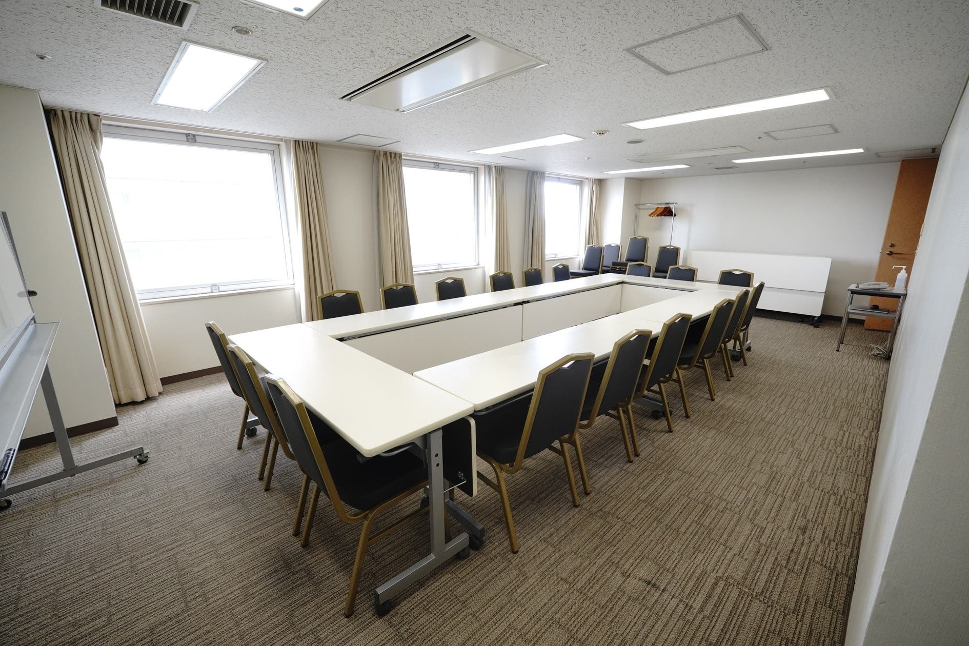 ＜横浜桜木町ワシントンホテル貸会議室ローズ2＞桜木町駅徒歩1分🚃35名収容🪑光回線Wi-Fi📶セミナー/研修/会議の写真8