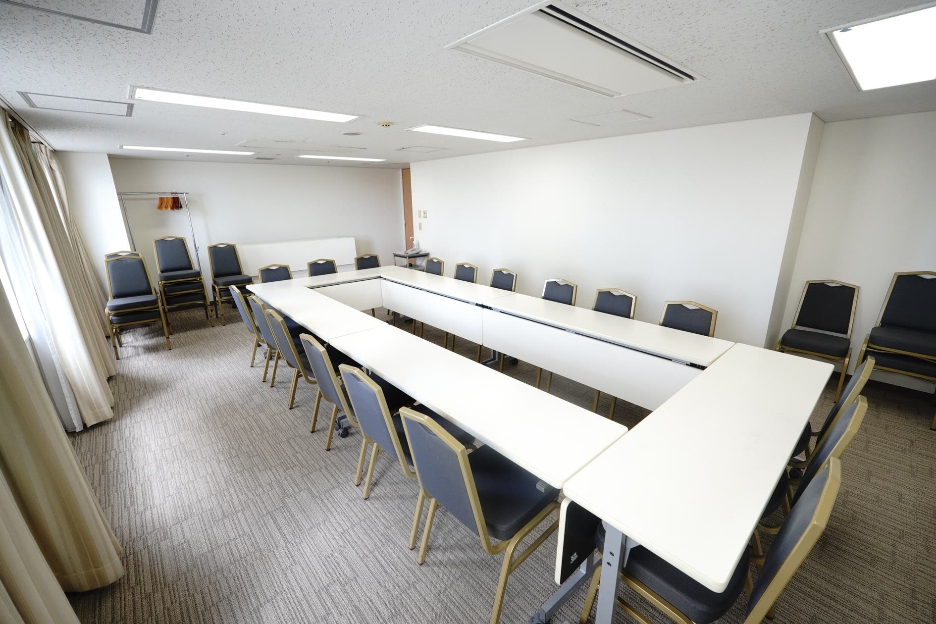 ＜横浜桜木町ワシントンホテル貸会議室ローズ2＞桜木町駅徒歩1分🚃35名収容🪑光回線Wi-Fi📶セミナー/研修/会議の写真9