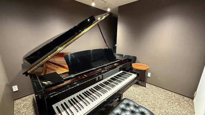 【用賀駅徒歩3分】8.57㎡/大型グランドピアノ備え付きの音楽ルーム(ルービー用賀 room2)の写真1