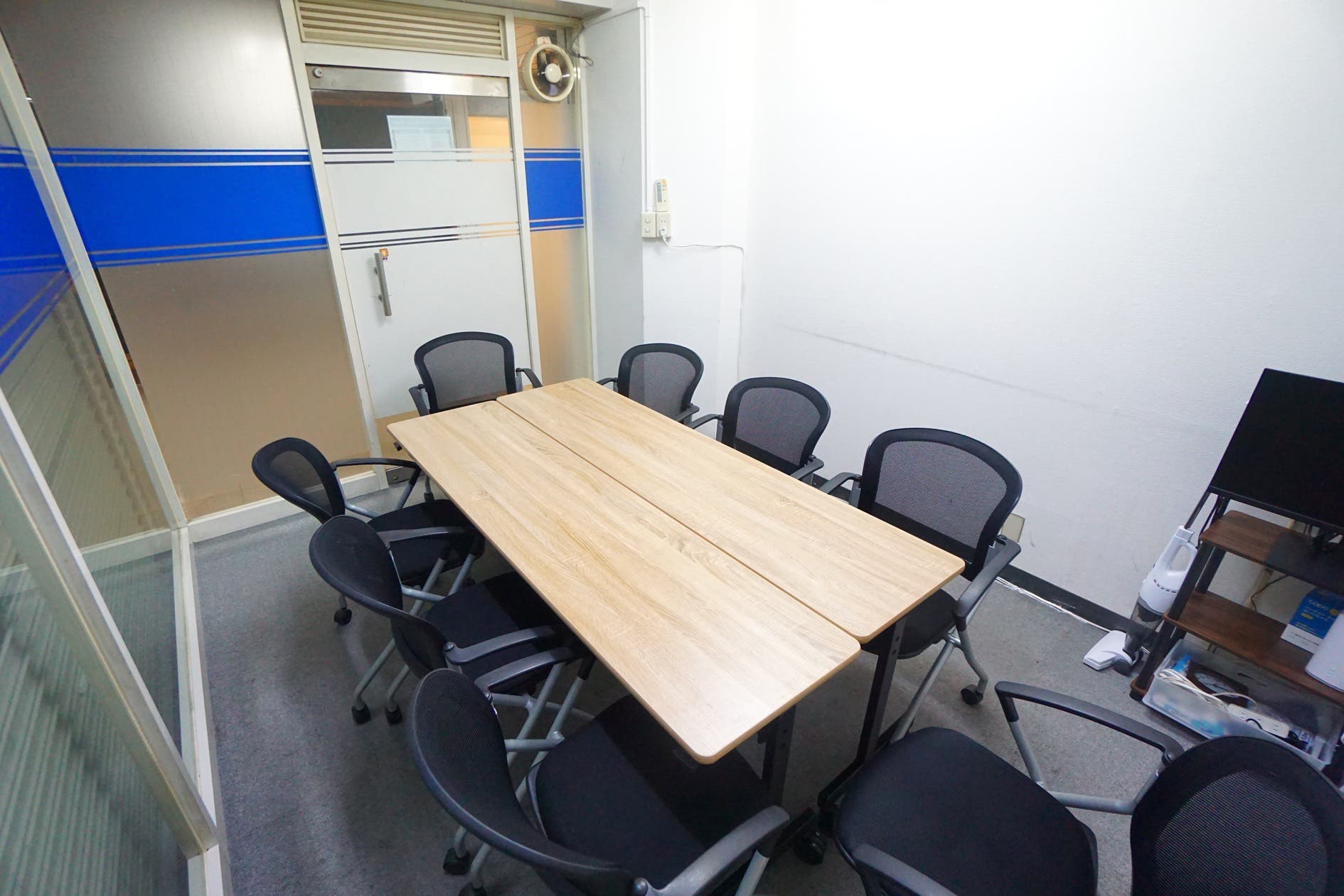 ＜めっちゃええ01大阪モダン会議室＞大阪駅/北新地駅直結🚃Wi-Fi📶モニター🖥️会議/商談/面談/ワークショップの写真5