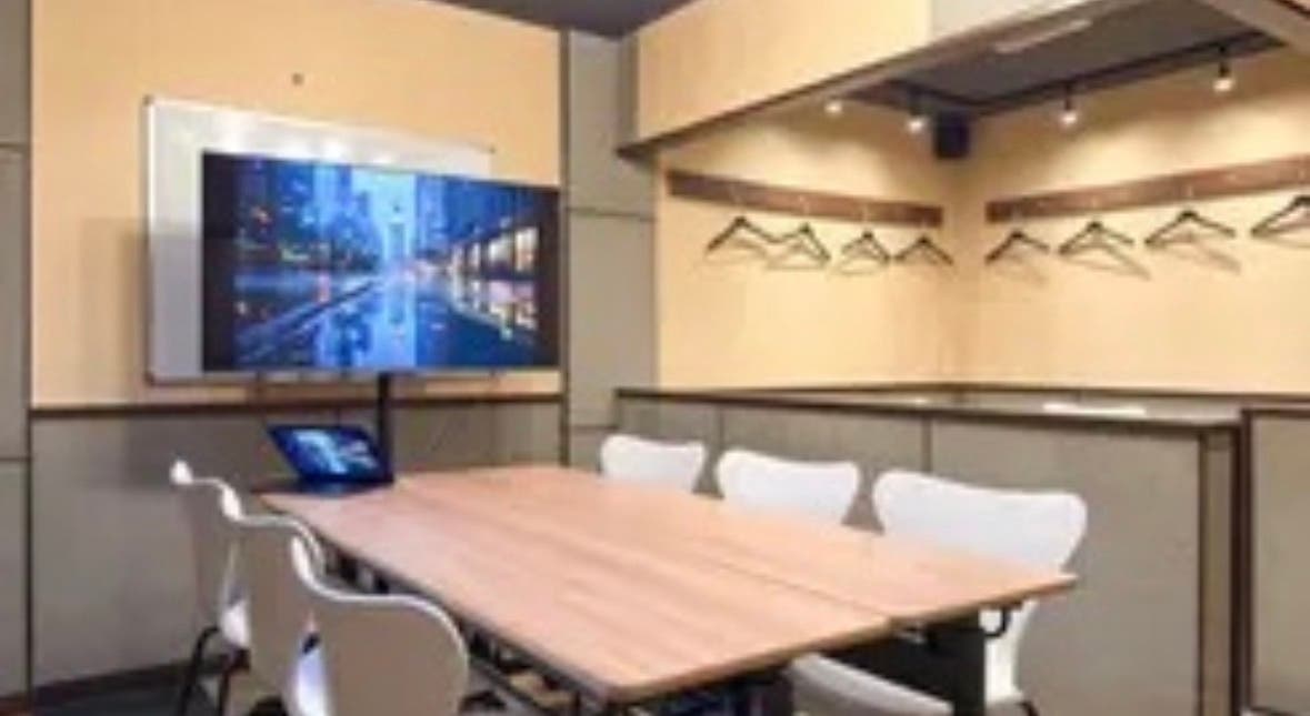 「遊ぶ・学ぶ・働く」OK！大画面テレビ完備のマルチスペースの写真2