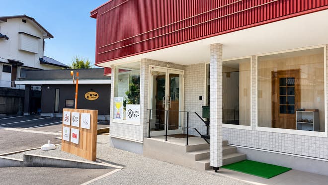 龍田の小高い丘の上の店舗の写真2