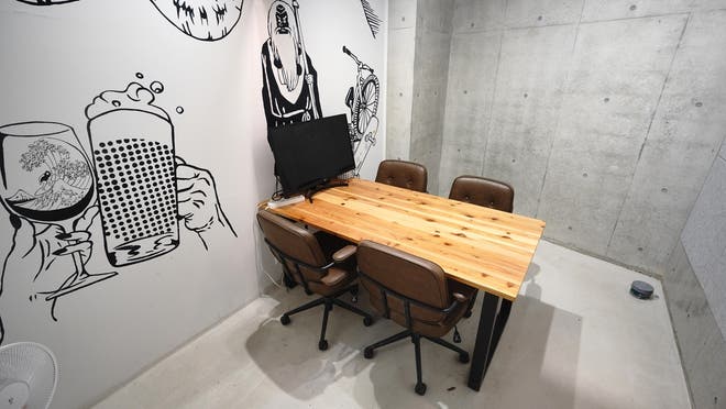 <MAKUAI WORK 下北沢 ミーティングルームNo.2>下北沢駅徒歩2分コワーキングスペース✨4名収容個室会議室🖥️の写真1