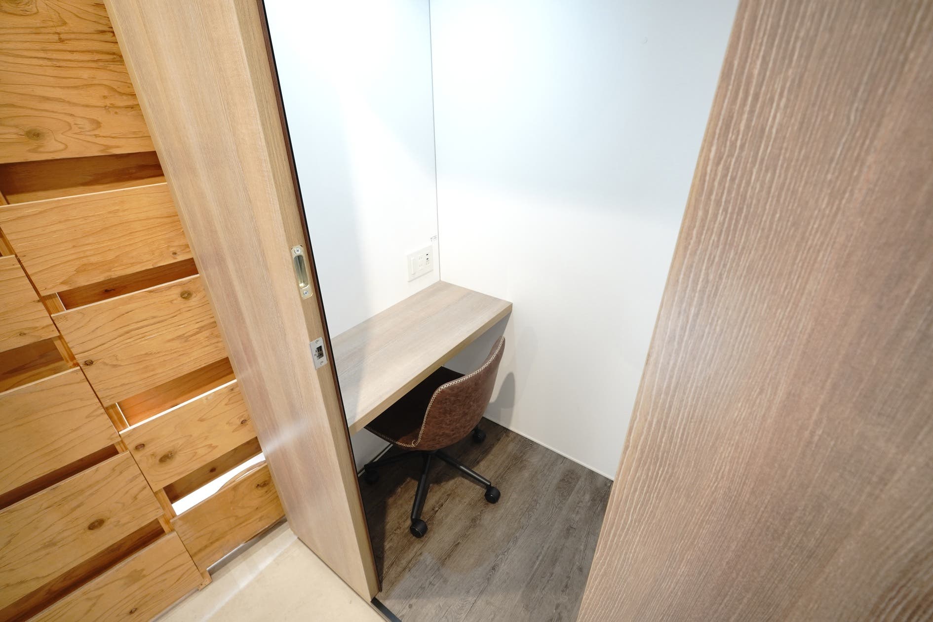 ＜SpemaBOX_下北沢No.1＞完全個室ワークブース💼光回線Wi-Fi📶電源🔌テレワーク/ZOOM/面接/自習/作業の写真5
