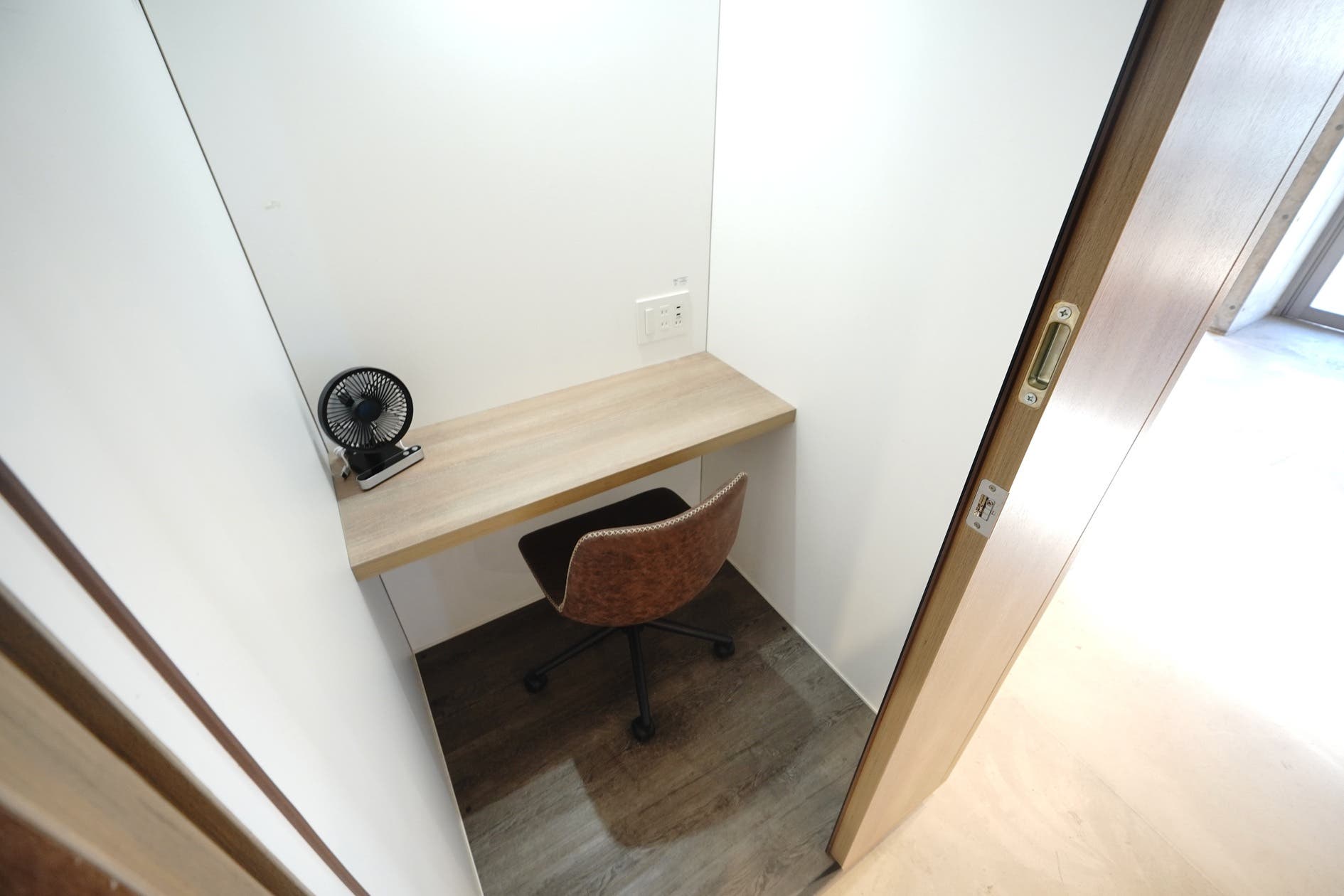 ＜SpemaBOX_下北沢No.3＞完全個室ワークブース💼光回線Wi-Fi📶電源🔌テレワーク/ZOOM/面接/自習/作業の写真5
