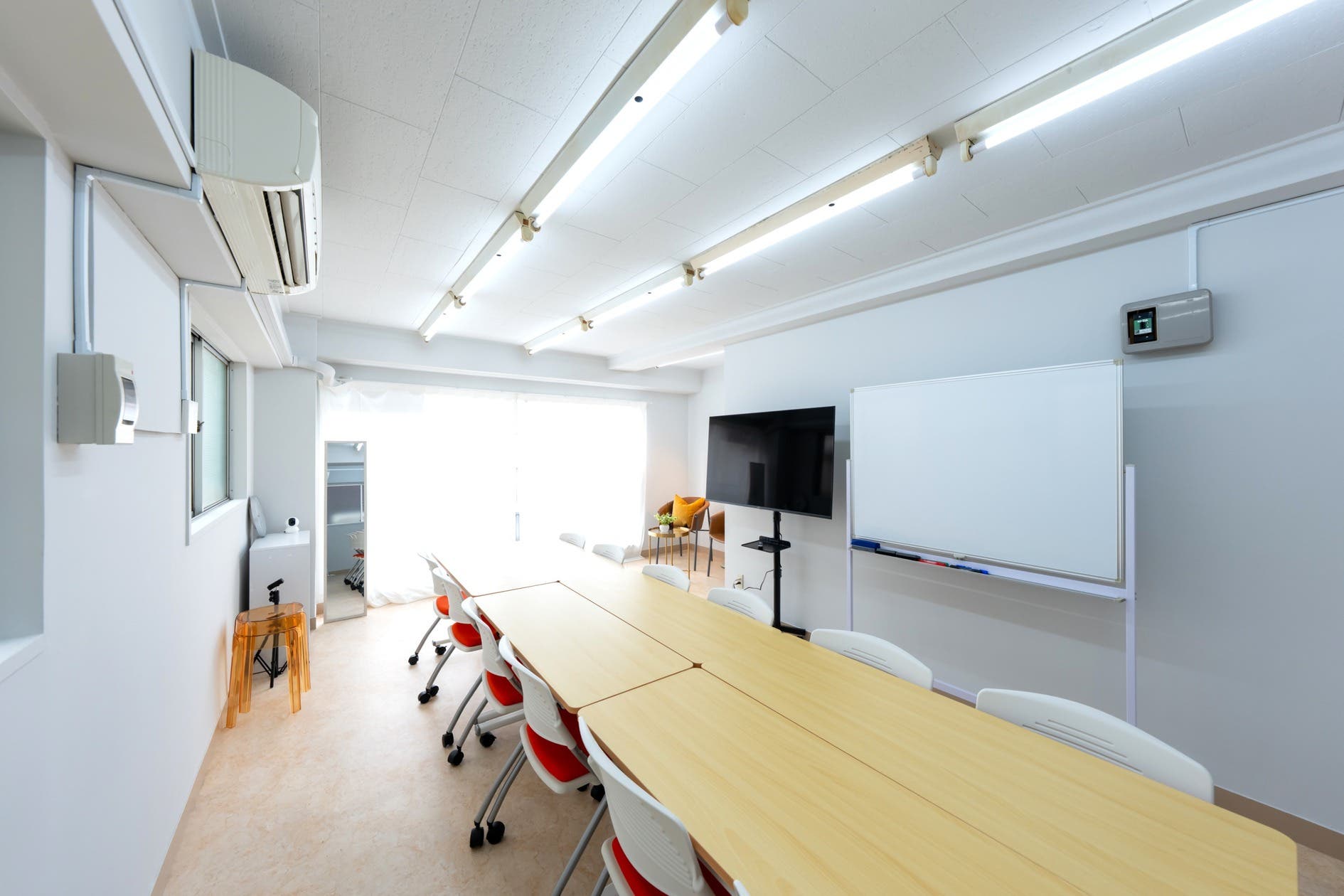 【✨OPEN 特価✨】大塚駅徒歩1分以内！明るい会議室｜おしゃれなチェア2台で収録・撮影にも！｜控室｜対談｜備品無料の写真1